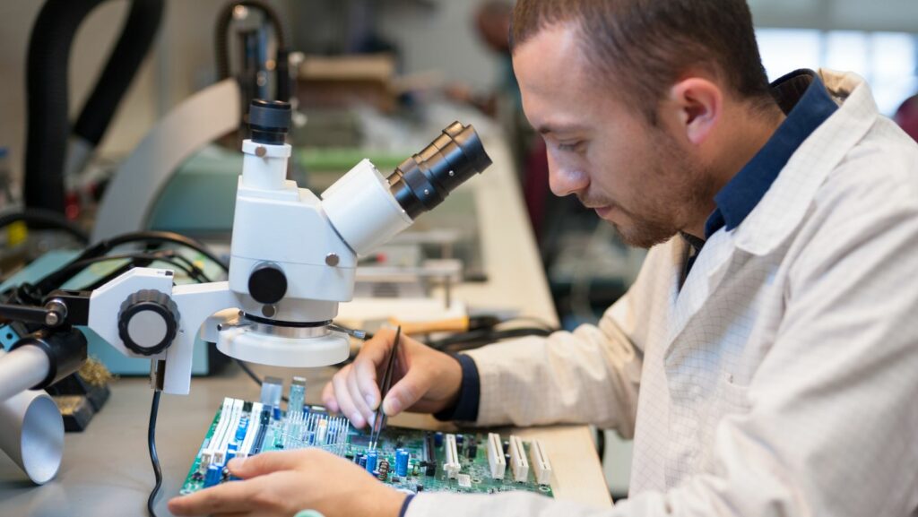 מעבדת אלקטרוניקה – תיקון כרטיסים אלקטרוניים למכונות בתעשייה – Servi-Tech