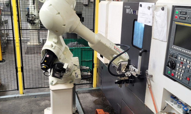 רובוט לטעינת מכונות – Servi-Tech