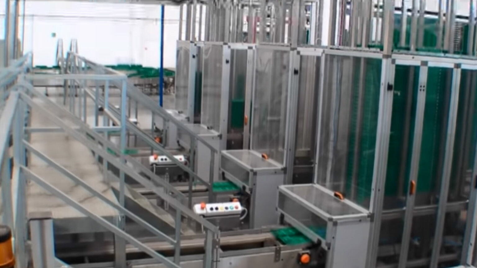 אוטומציה ורובוטים לשטיפת ארגזי פלסטיק – Servi-Tech